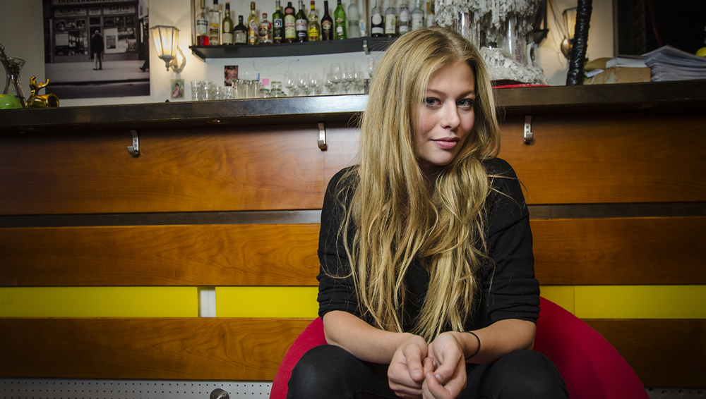 ZOE Straub - AUF DEM ROTEN STUHL